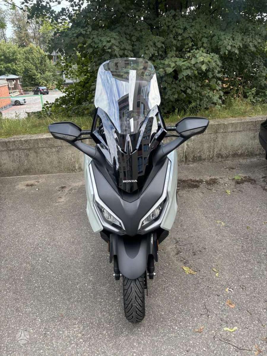 Grey Honda Forza 2024 in Vilnius, with an engine capacity of 0.13 L and mileage of 2 thousand km for 4500 €, photo 5 on AUTOMOTO.COM.LV