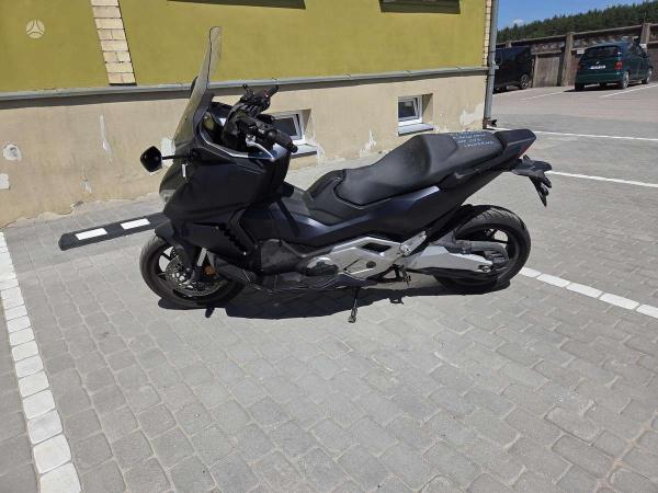 Honda Forza 2021 in Vilnius, with an engine capacity of 0.75 L and mileage of 8 thousand km for 4000 €, photo 1 on AUTOMOTO.COM.LV