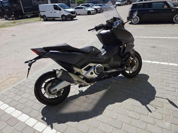 Honda Forza 2021 in Vilnius, with an engine capacity of 0.75 L and mileage of 8 thousand km for 4000 €, photo 4 on AUTOMOTO.COM.LV
