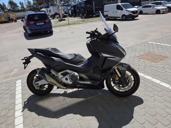 Honda Forza 2021 in Vilnius, with an engine capacity of 0.75 L and mileage of 8 thousand km for 4000 €, photo 5 on AUTOMOTO.COM.LV