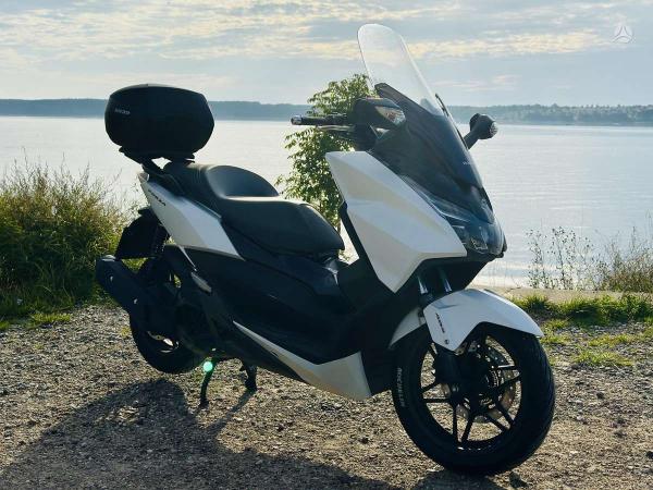 White Honda Forza 2016 in Klaipeda, with an engine capacity of 0.13 L and mileage of 32 thousand km for 2150 €, photo 1 on AUTOMOTO.COM.LV