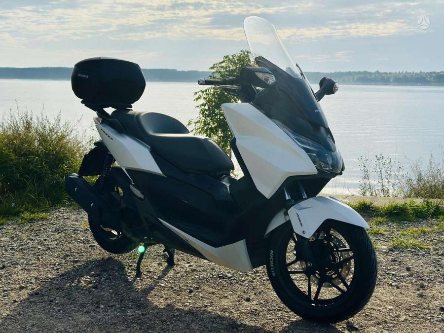 White Honda Forza 2016 in Klaipeda, with an engine capacity of 0.13 L and mileage of 32 thousand km for 2150 €, photo 1 on AUTOMOTO.COM.LV