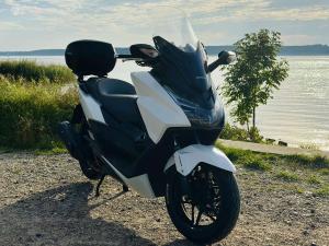 White Honda Forza 2016 in Klaipeda, with an engine capacity of 0.13 L and mileage of 32 thousand km for 2150 €, photo 4 on AUTOMOTO.COM.LV
