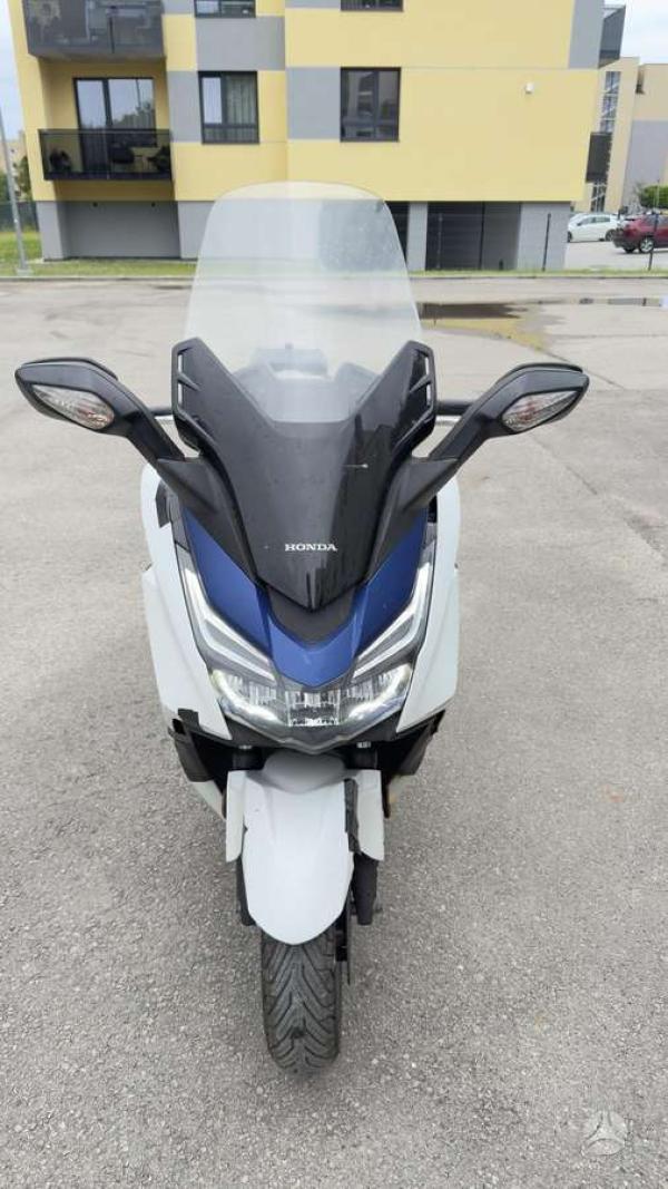 White Honda Forza 2017 in Palanga, with an engine capacity of 0.13 L and mileage of 55 thousand km for 1850 €, photo 1 on AUTOMOTO.COM.LV