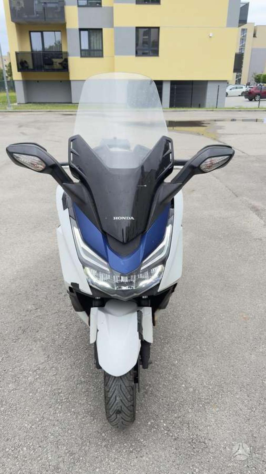 White Honda Forza 2017 in Palanga, with an engine capacity of 0.13 L and mileage of 55 thousand km for 1850 €, photo 1 on AUTOMOTO.COM.LV