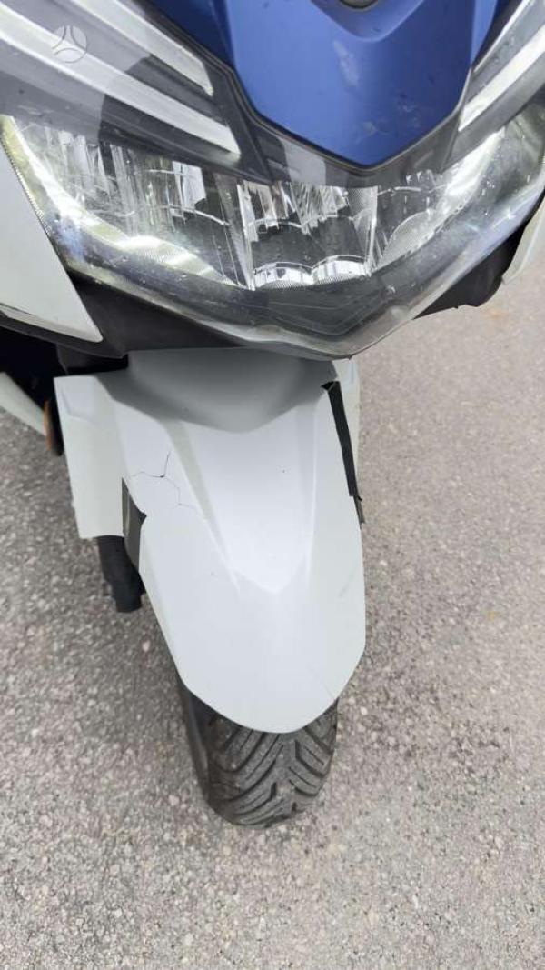 White Honda Forza 2017 in Palanga, with an engine capacity of 0.13 L and mileage of 55 thousand km for 1850 €, photo 3 on AUTOMOTO.COM.LV