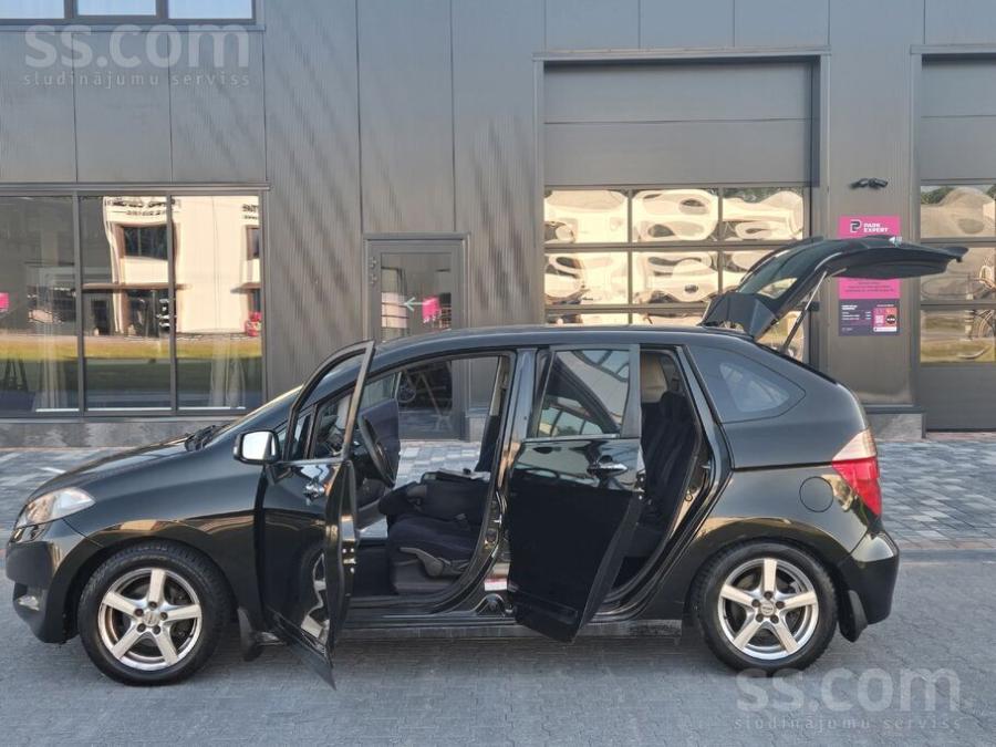 Black Honda FR-V 2008 in Riga, with an engine capacity of 1.80 L and mileage of 311 thousand km for 2290 €, photo 7 on AUTOMOTO.COM.LV