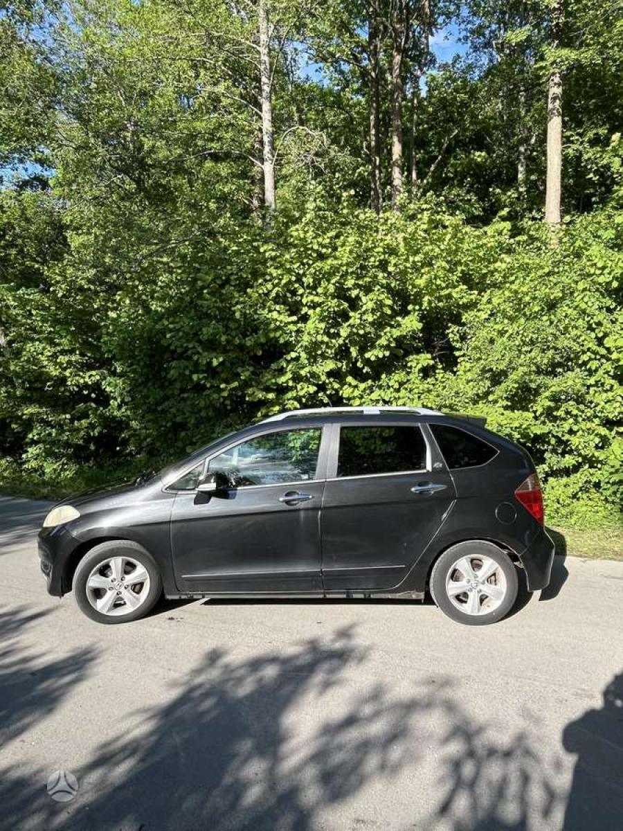 Black Honda FR-V 2007 in Gargzdai, with an engine capacity of 2.20 L and mileage of 282 thousand km for 1800 €, photo 5 on AUTOMOTO.COM.LV