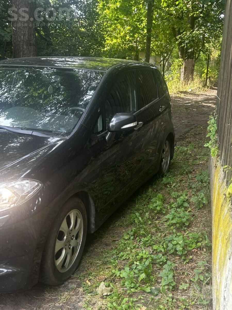 Black Honda FR-V 2008 in Riga, with an engine capacity of 1.80 L and mileage of 282 thousand km for 1001 €, photo 5 on AUTOMOTO.COM.LV
