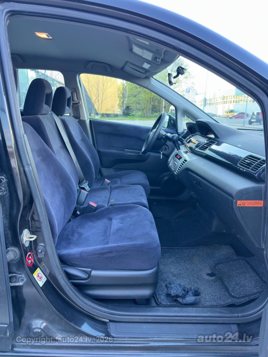 Black Honda FR-V 2007 in Tallinn, with an engine capacity of 1.80 L and mileage of 238 thousand km for 699 €, photo 8 on AUTOMOTO.COM.LV