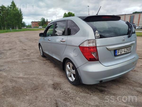 Grey Honda FR-V 2006 in Gulbene, with an engine capacity of 2.00 L and mileage of 281 thousand km for 1200 €, photo 4 on AUTOMOTO.COM.LV