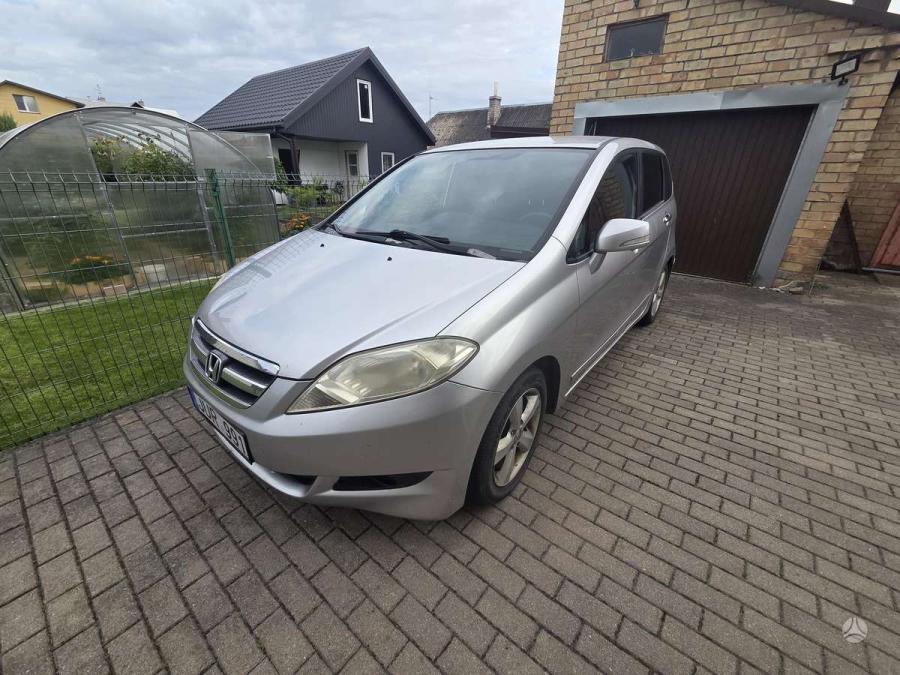 Grey Honda FR-V 2006 in Panevezys, with an engine capacity of 2.20 L and mileage of 348 thousand km for 999 €, photo 1 on AUTOMOTO.COM.LV