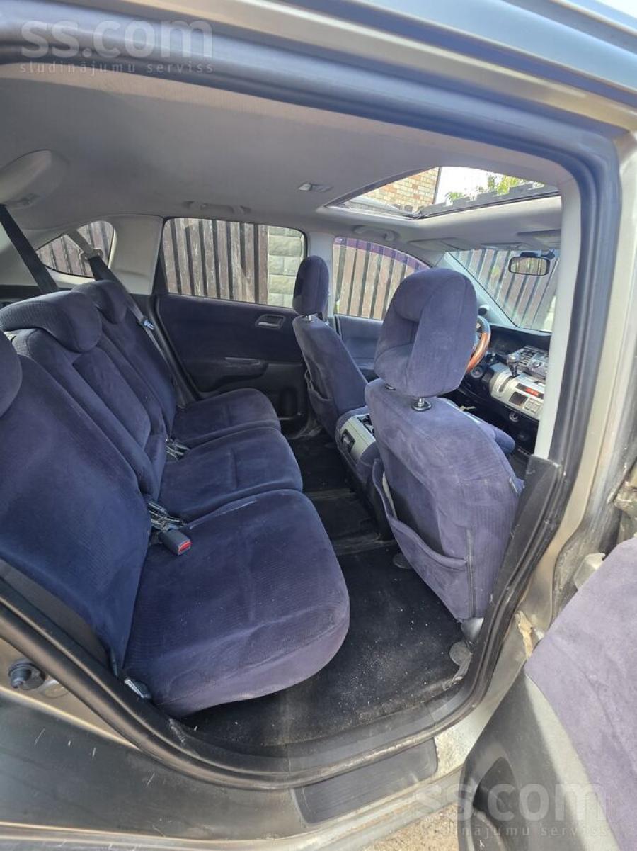 Grey Honda FR-V 2007 in Jelgava, with an engine capacity of 1.80 L and mileage of 254 thousand km for 980 €, photo 9 on AUTOMOTO.COM.LV