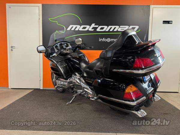 Black Honda GL 1800 2001 in Tartu, with an engine capacity of 1.80 L and mileage of 47 thousand km for 7290 €, photo 5 on AUTOMOTO.COM.LV