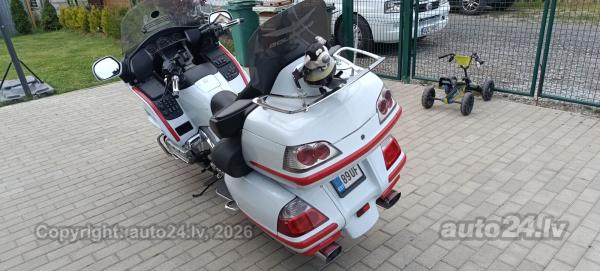 Белый Хонда GL 1800 2009 в Маарду, объемом двигателя 1.80 л и пробегом 72 тыс. км за 9999 €, фото 4 на AUTOMOTO.COM.LV