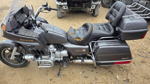 Black Honda Goldwing 1987 in Panevezys, with an engine capacity of 1.20 L and mileage of 87 thousand km for 2500 €, photo 4 on AUTOMOTO.COM.LV
