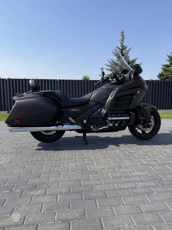 Brown Honda Goldwing 2013 in Ukmerge, with an engine capacity of 1.80 L and mileage of 71 thousand km for 9600 €, photo 3 on AUTOMOTO.COM.LV