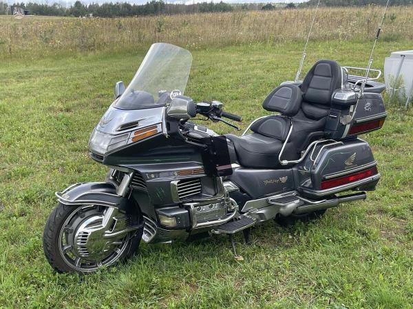 Grey Honda Goldwing 1989 in Vilnius, with an engine capacity of 1.51 L and mileage of 96 thousand km for 2500 €, photo 1 on AUTOMOTO.COM.LV