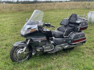 Pelēks Honda Goldwing 1989 Viļņa, ar dzinēja tilpumu 1.51 L un nobraukumu 96 tūkst. km par 2500 €, foto  vietnē AUTOMOTO.COM.LV