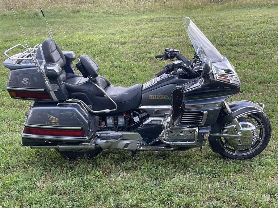 Pelēks Honda Goldwing 1989 Viļņa, ar dzinēja tilpumu 1.51 L un nobraukumu 96 tūkst. km par 2500 €, foto 9 vietnē AUTOMOTO.COM.LV