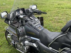 Pelēks Honda Goldwing 1989 Viļņa, ar dzinēja tilpumu 1.51 L un nobraukumu 96 tūkst. km par 2500 €, foto 14 vietnē AUTOMOTO.COM.LV