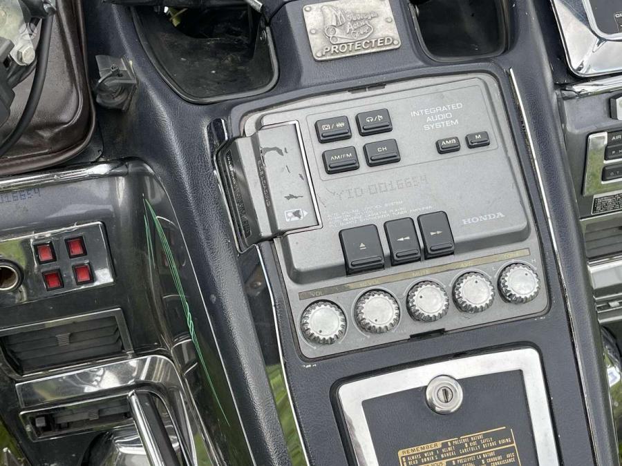 Pelēks Honda Goldwing 1989 Viļņa, ar dzinēja tilpumu 1.51 L un nobraukumu 96 tūkst. km par 2500 €, foto 16 vietnē AUTOMOTO.COM.LV