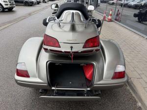 Pelēks Honda Goldwing 2003 Viļņa, ar dzinēja tilpumu 1.80 L un nobraukumu 37 tūkst. km par 10999 €, foto 12 vietnē AUTOMOTO.COM.LV