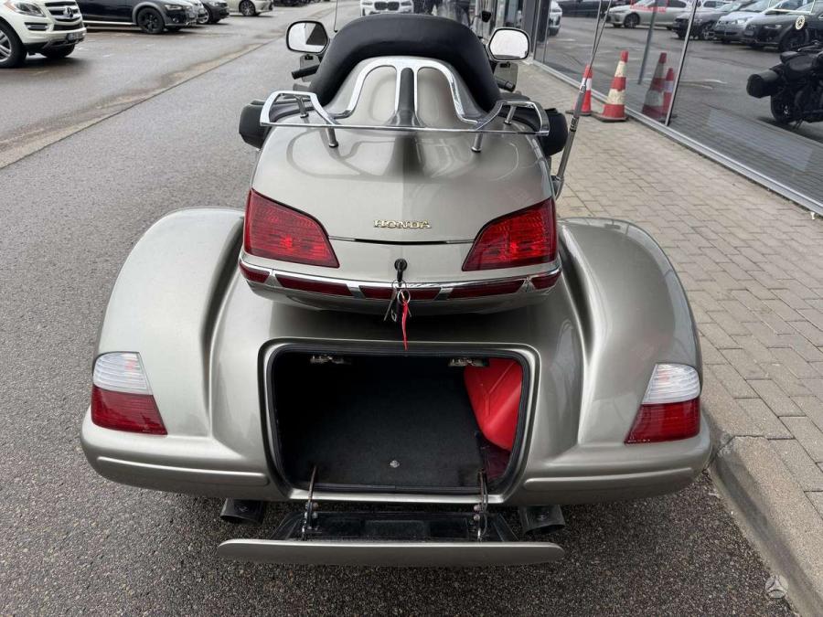 Pelēks Honda Goldwing 2003 Viļņa, ar dzinēja tilpumu 1.80 L un nobraukumu 37 tūkst. km par 10999 €, foto 12 vietnē AUTOMOTO.COM.LV