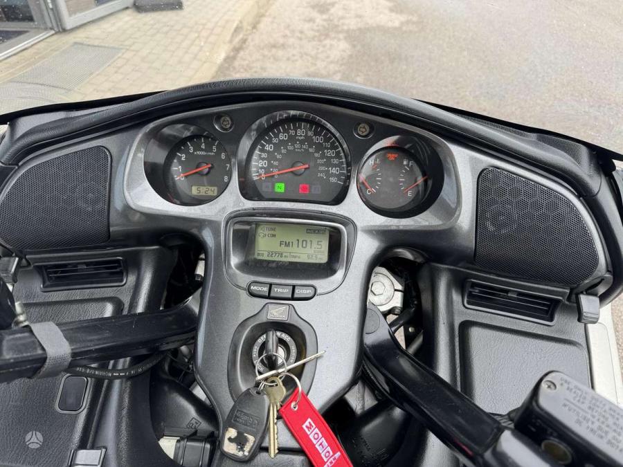 Pelēks Honda Goldwing 2003 Viļņa, ar dzinēja tilpumu 1.80 L un nobraukumu 37 tūkst. km par 10999 €, foto 13 vietnē AUTOMOTO.COM.LV