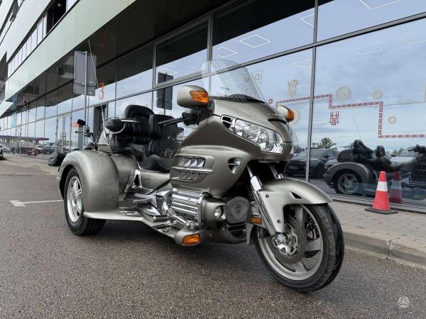 Pelēks Honda Goldwing 2003 Viļņa, ar dzinēja tilpumu 1.80 L un nobraukumu 37 tūkst. km par 10999 €, foto 4 vietnē AUTOMOTO.COM.LV