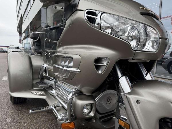 Pelēks Honda Goldwing 2003 Viļņa, ar dzinēja tilpumu 1.80 L un nobraukumu 37 tūkst. km par 10999 €, foto 7 vietnē AUTOMOTO.COM.LV