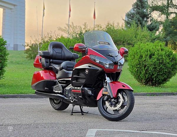Red Honda Goldwing 2015 in Elektrenai, with an engine capacity of 1.80 L and mileage of 90 thousand km for 16700 €, photo 1 on AUTOMOTO.COM.LV