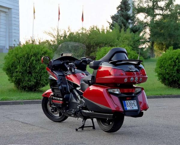Red Honda Goldwing 2015 in Elektrenai, with an engine capacity of 1.80 L and mileage of 90 thousand km for 16700 €, photo 2 on AUTOMOTO.COM.LV