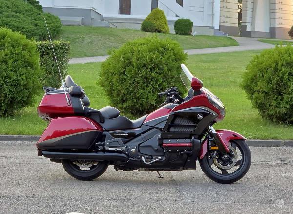 Red Honda Goldwing 2015 in Elektrenai, with an engine capacity of 1.80 L and mileage of 90 thousand km for 16700 €, photo 3 on AUTOMOTO.COM.LV
