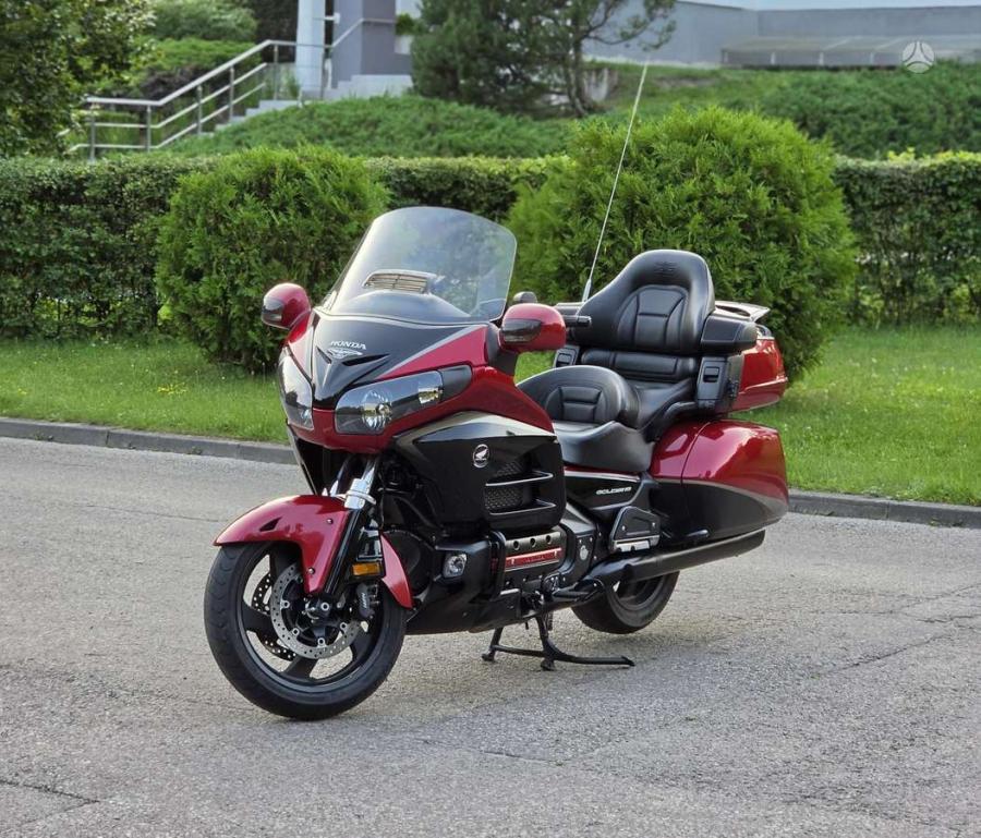 Red Honda Goldwing 2015 in Elektrenai, with an engine capacity of 1.80 L and mileage of 90 thousand km for 16700 €, photo 5 on AUTOMOTO.COM.LV