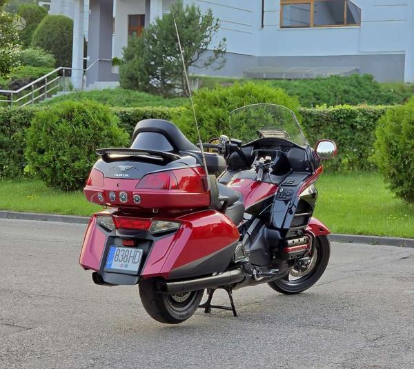 Red Honda Goldwing 2015 in Elektrenai, with an engine capacity of 1.80 L and mileage of 90 thousand km for 16700 €, photo 5 on AUTOMOTO.COM.LV