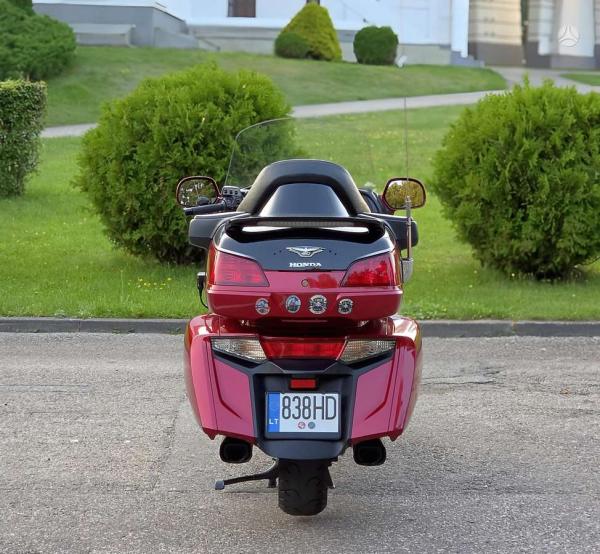 Red Honda Goldwing 2015 in Elektrenai, with an engine capacity of 1.80 L and mileage of 90 thousand km for 16700 €, photo 6 on AUTOMOTO.COM.LV