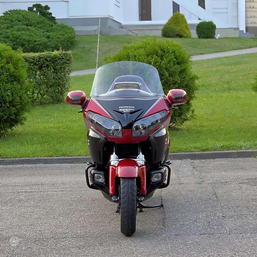 Red Honda Goldwing 2015 in Elektrenai, with an engine capacity of 1.80 L and mileage of 90 thousand km for 16700 €, photo 8 on AUTOMOTO.COM.LV