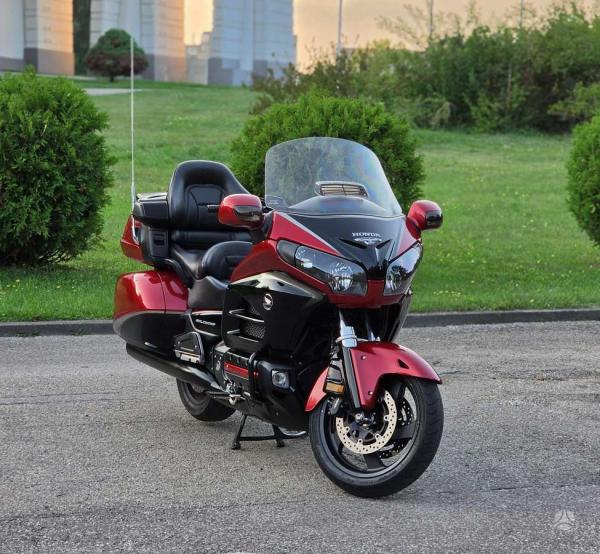 Red Honda Goldwing 2015 in Elektrenai, with an engine capacity of 1.80 L and mileage of 90 thousand km for 16700 €, photo 8 on AUTOMOTO.COM.LV