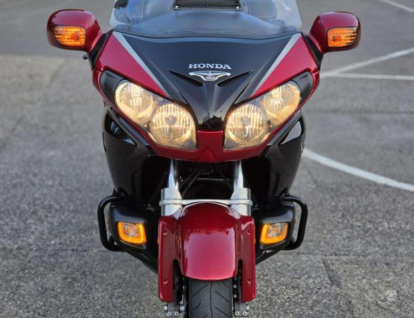 Red Honda Goldwing 2015 in Elektrenai, with an engine capacity of 1.80 L and mileage of 90 thousand km for 16700 €, photo 9 on AUTOMOTO.COM.LV