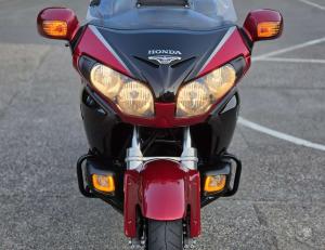Red Honda Goldwing 2015 in Elektrenai, with an engine capacity of 1.80 L and mileage of 90 thousand km for 16700 €, photo 10 on AUTOMOTO.COM.LV