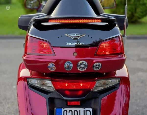 Red Honda Goldwing 2015 in Elektrenai, with an engine capacity of 1.80 L and mileage of 90 thousand km for 16700 €, photo 10 on AUTOMOTO.COM.LV