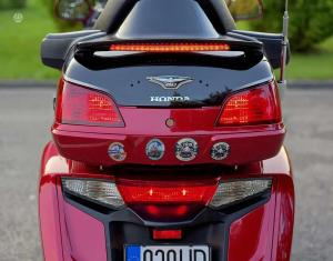 Red Honda Goldwing 2015 in Elektrenai, with an engine capacity of 1.80 L and mileage of 90 thousand km for 16700 €, photo 11 on AUTOMOTO.COM.LV
