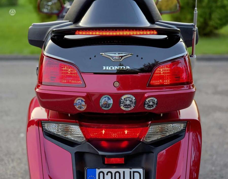 Red Honda Goldwing 2015 in Elektrenai, with an engine capacity of 1.80 L and mileage of 90 thousand km for 16700 €, photo 11 on AUTOMOTO.COM.LV
