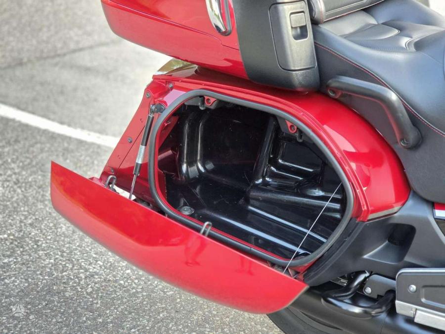 Red Honda Goldwing 2015 in Elektrenai, with an engine capacity of 1.80 L and mileage of 90 thousand km for 16700 €, photo 13 on AUTOMOTO.COM.LV