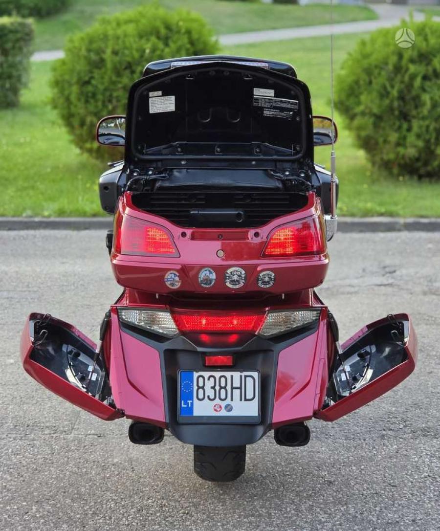 Red Honda Goldwing 2015 in Elektrenai, with an engine capacity of 1.80 L and mileage of 90 thousand km for 16700 €, photo 14 on AUTOMOTO.COM.LV