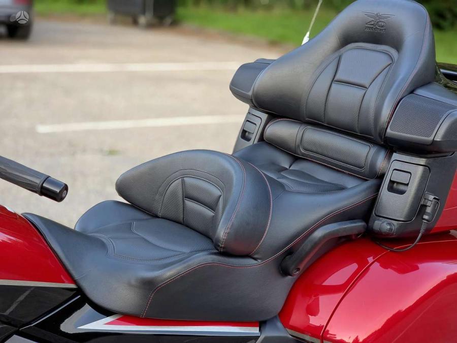 Red Honda Goldwing 2015 in Elektrenai, with an engine capacity of 1.80 L and mileage of 90 thousand km for 16700 €, photo 16 on AUTOMOTO.COM.LV