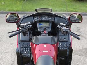 Red Honda Goldwing 2015 in Elektrenai, with an engine capacity of 1.80 L and mileage of 90 thousand km for 16700 €, photo 19 on AUTOMOTO.COM.LV