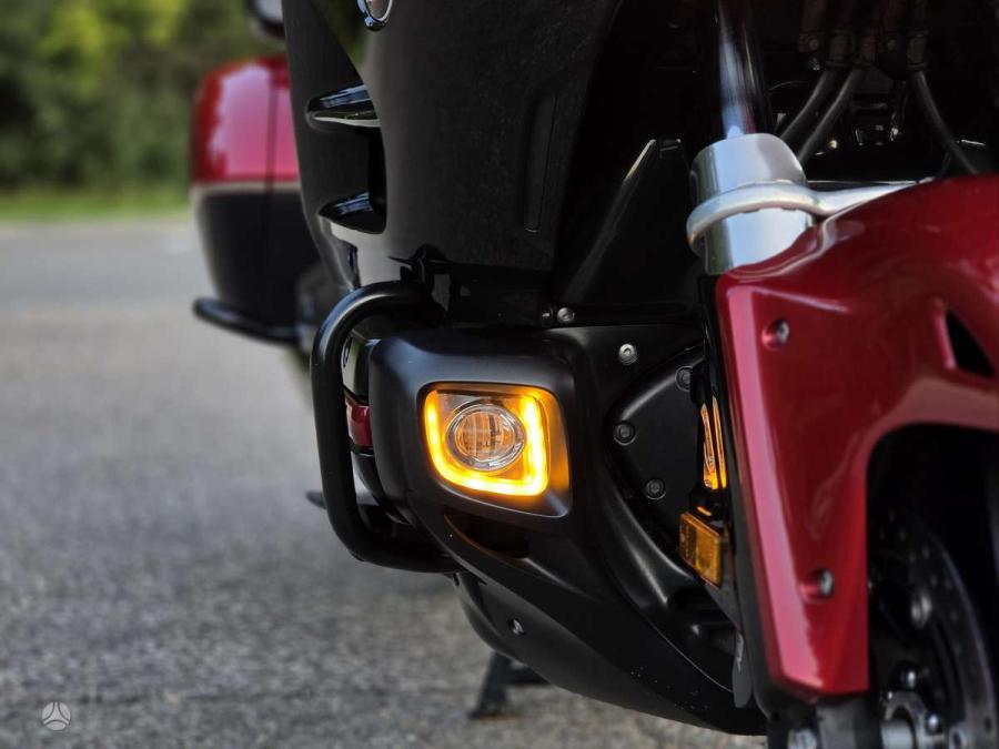 Red Honda Goldwing 2015 in Elektrenai, with an engine capacity of 1.80 L and mileage of 90 thousand km for 16700 €, photo 32 on AUTOMOTO.COM.LV