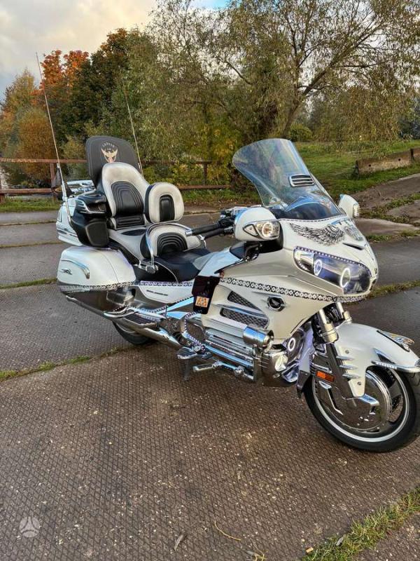 White Honda Goldwing 2012 in Riga, with an engine capacity of 1.83 L and mileage of 62 thousand km for 17200 €, photo 3 on AUTOMOTO.COM.LV